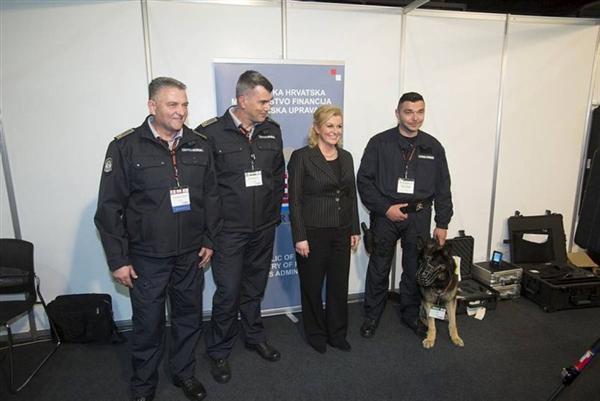 Carinska uprava - Nova odora ovlaštenih carinskih službenika ...